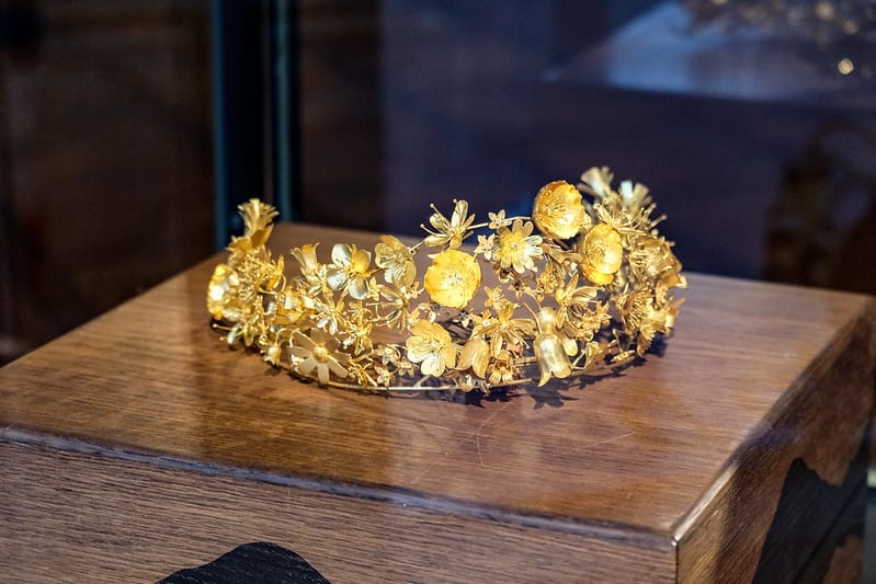 Gold Tiara in a Museum Photo | Download free images from Mystock